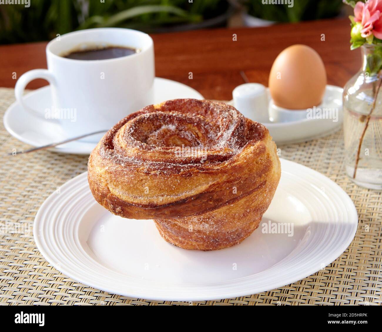 Cinnamon bun coffee hi-res stock photography and images - Alamy