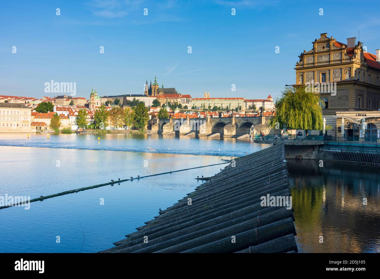 Praha: Charles Bridge (Karlův most, Karlsbrücke), Vltava (Moldau) river ...