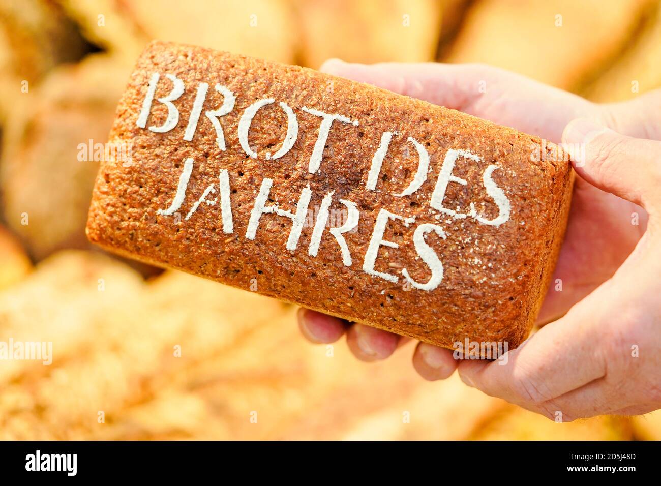 Weinheim, Germany. 06th Oct, 2020. Hands hold a wholemeal rye bread ...
