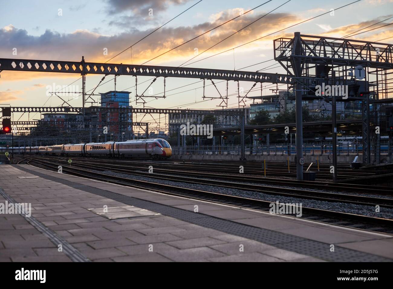 Leeds railway station skyline hi-res stock photography and images - Alamy