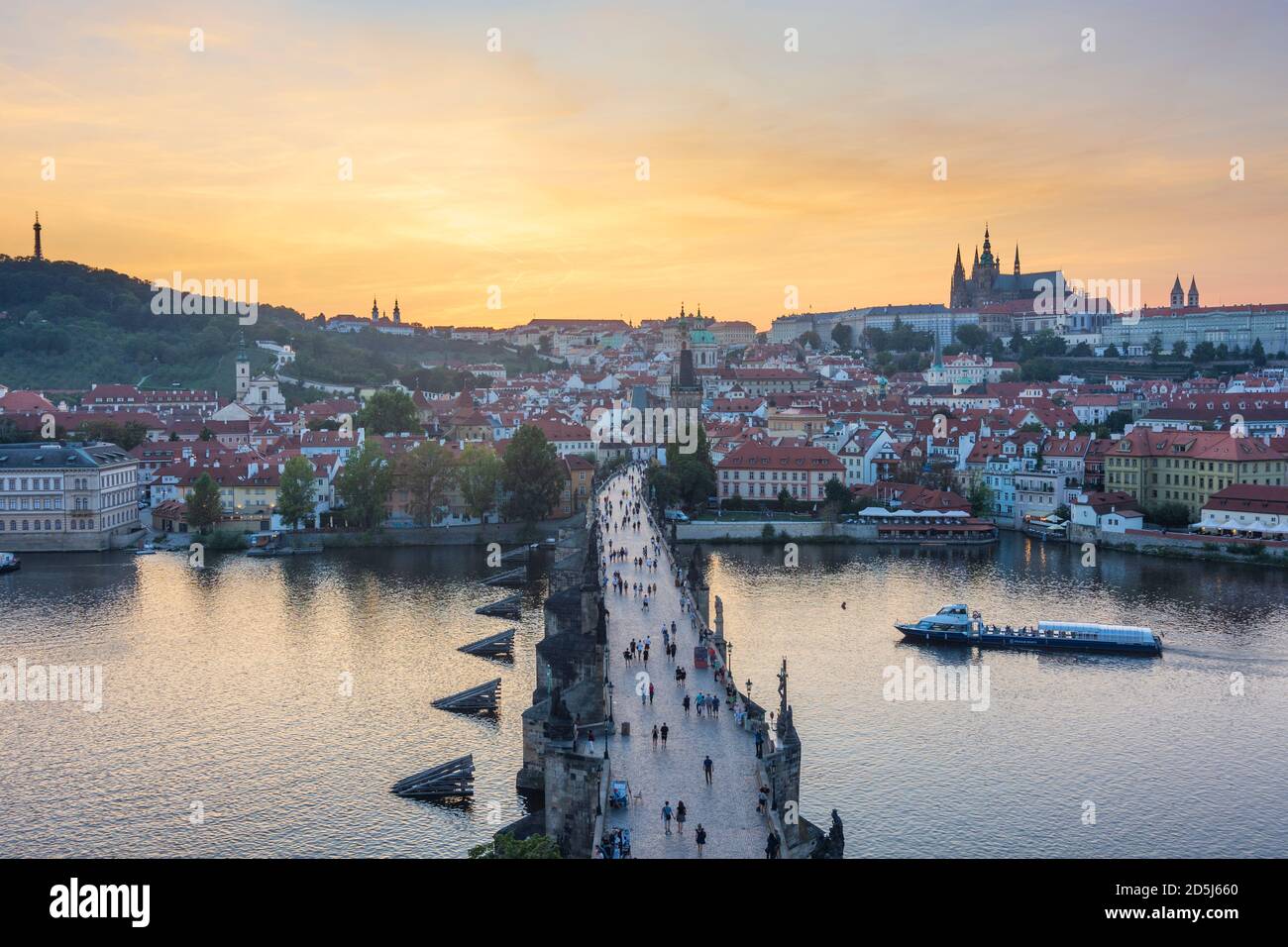 Praha: Charles Bridge (Karlův most, Karlsbrücke), Vltava (Moldau) river, view to Mala Strana ...