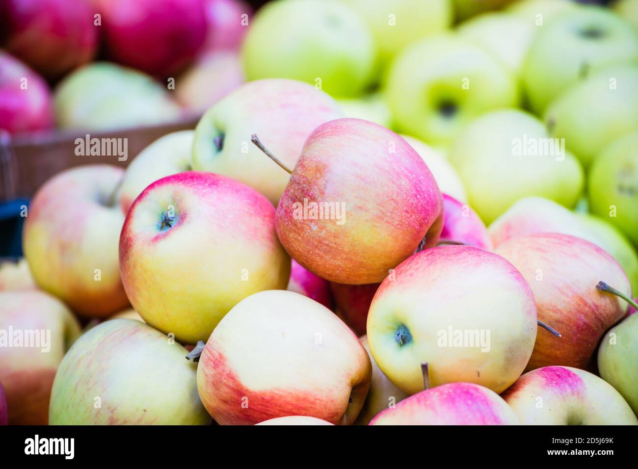 Closeup shot of fresh red apples in a market Stock Photo - Alamy