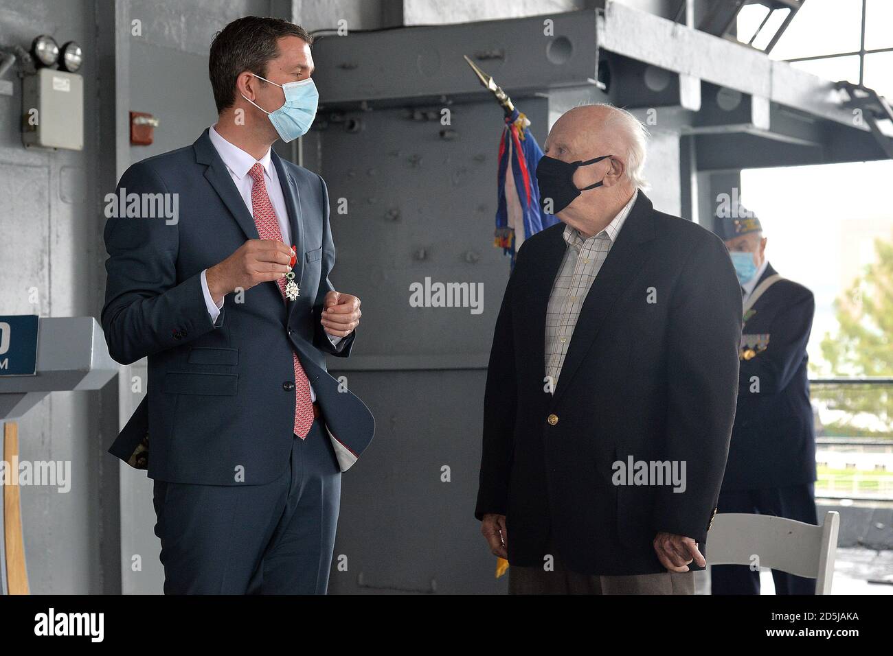 New York's French Consul General Mr. Jérémie Robert (l) presents the ...