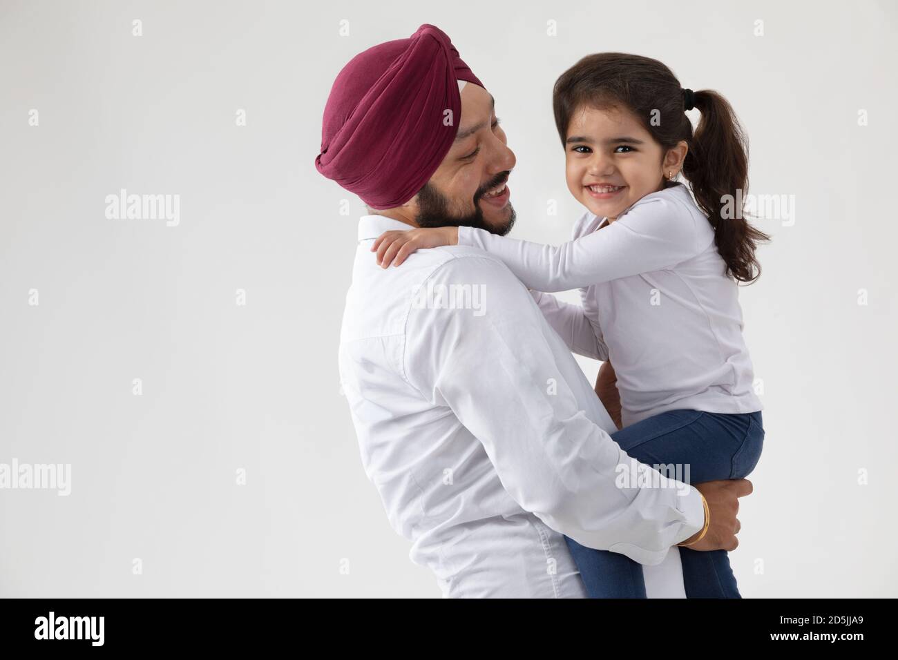 A SIKH DAUGHTER IN FATHER'S ARMS SPENDING TIME TOGETHER Stock Photo - Alamy