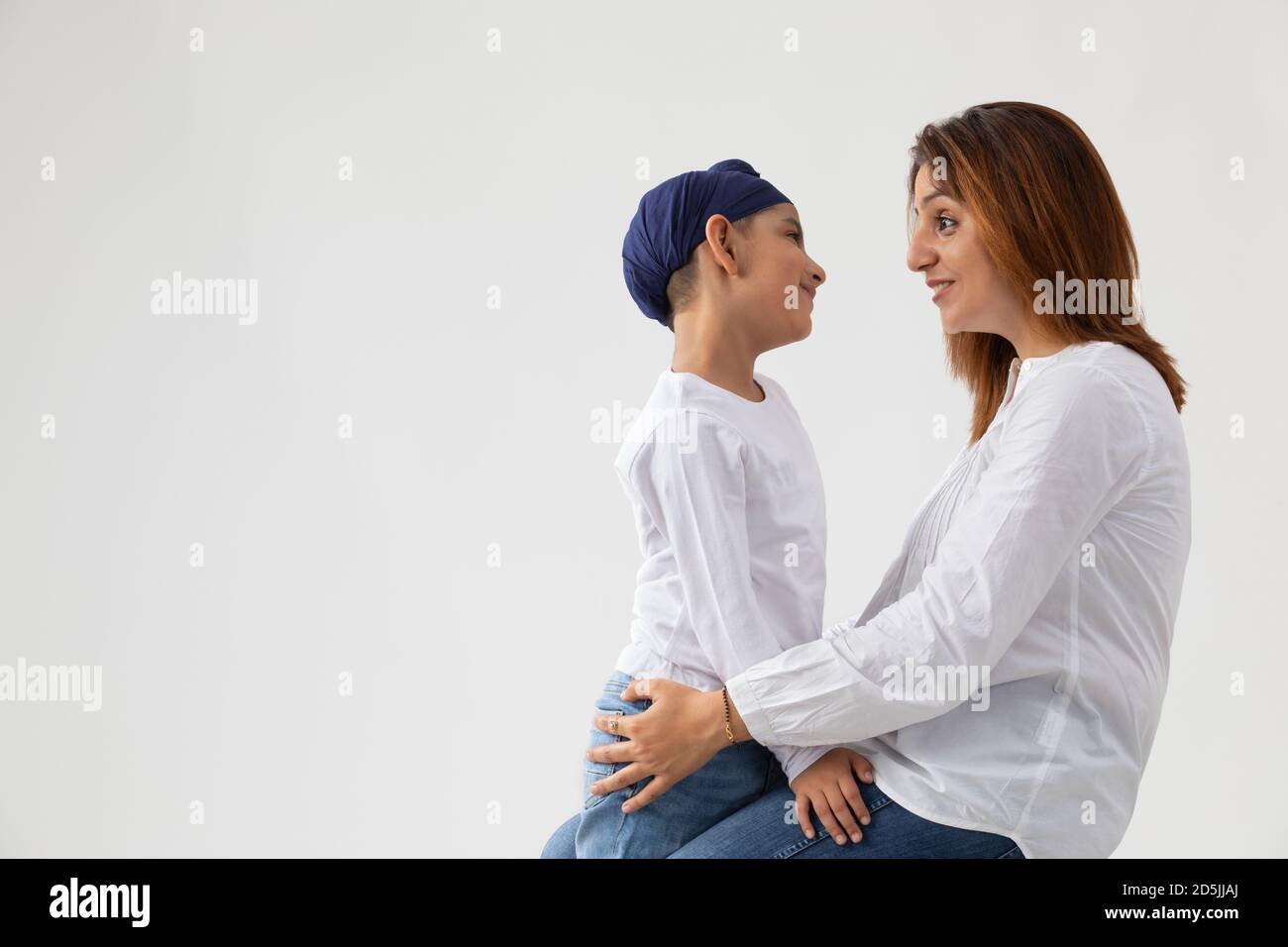 A SIKH SON AND MOTHER HAPPILY TALKING TO EACH OTHER Stock Photo - Alamy