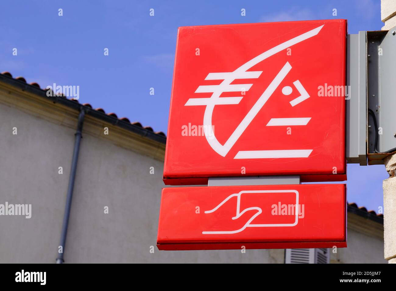 Bordeaux , Aquitaine / France - 10 10 2020 : caisse d'épargne sign and ...