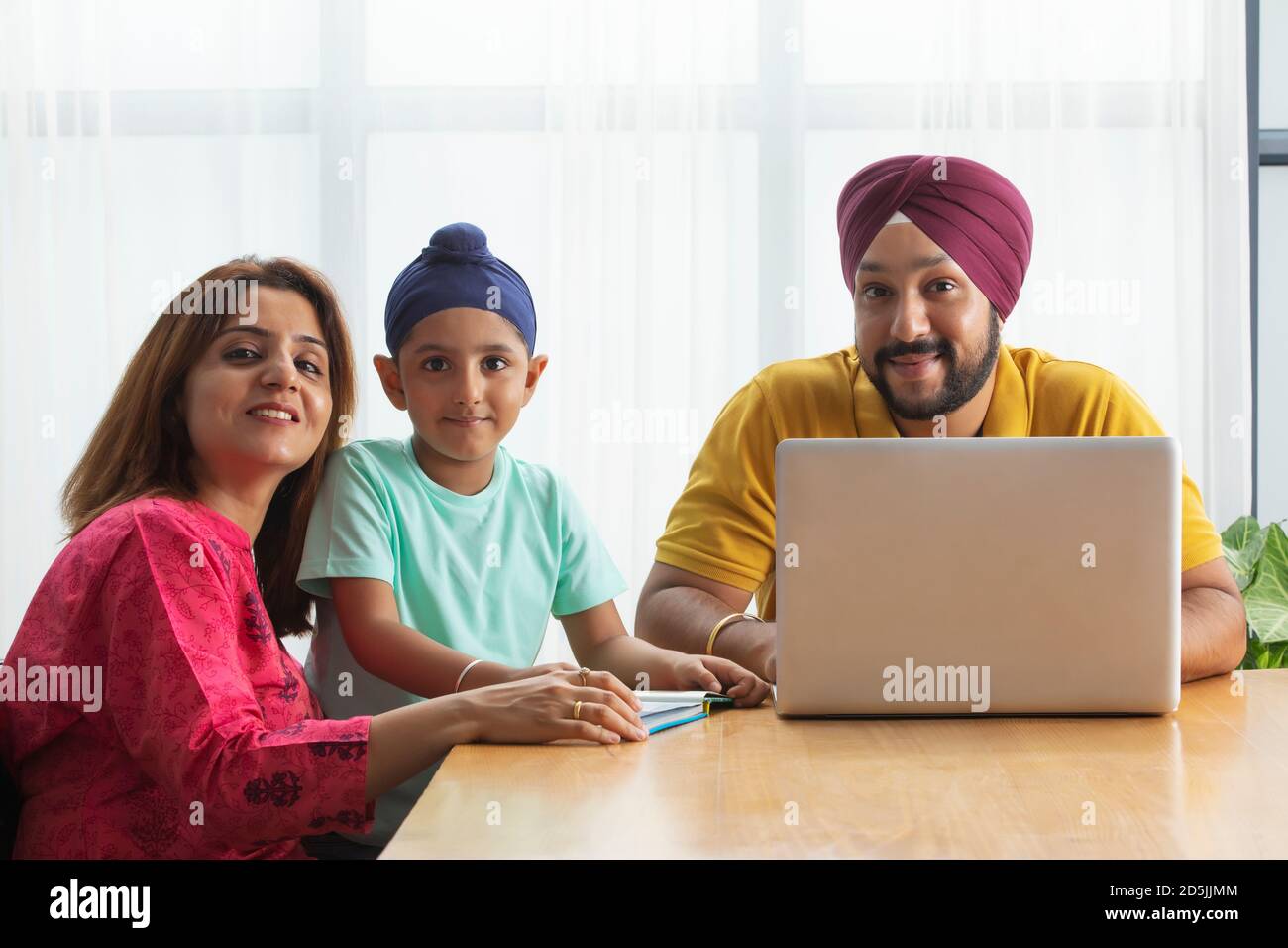 Family work culture hi-res stock photography and images - Alamy