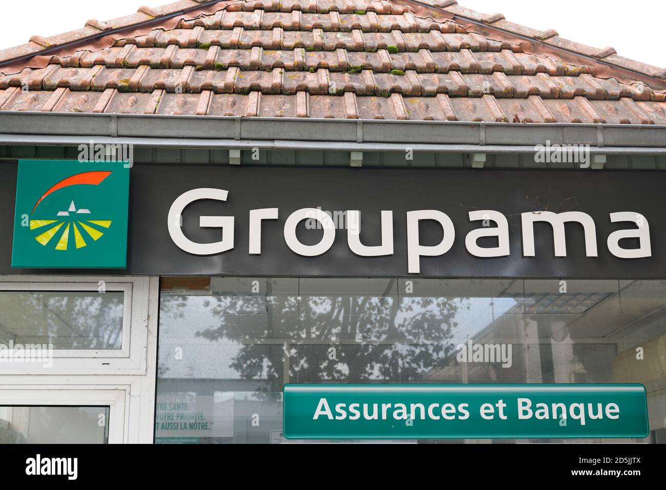 Bordeaux , Aquitaine / France - 10 10 2020 : Groupama logo green and ...