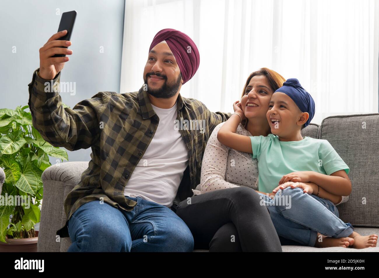 Asian father son hug hi-res stock photography and images - Alamy