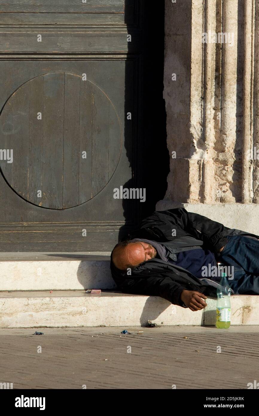 Homeless door hi-res stock photography and images - Alamy