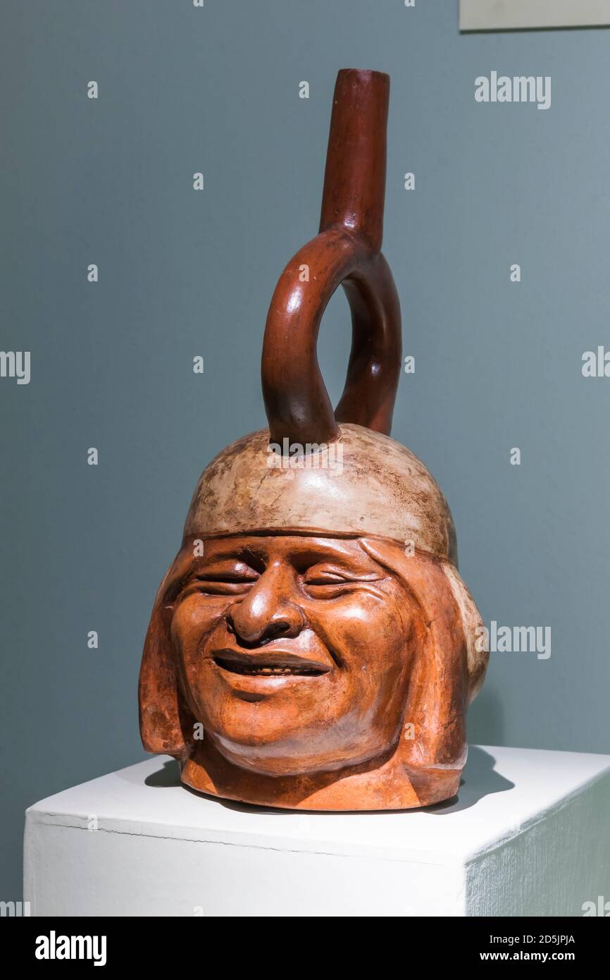 Moche bottle hi-res stock photography and images - Alamy