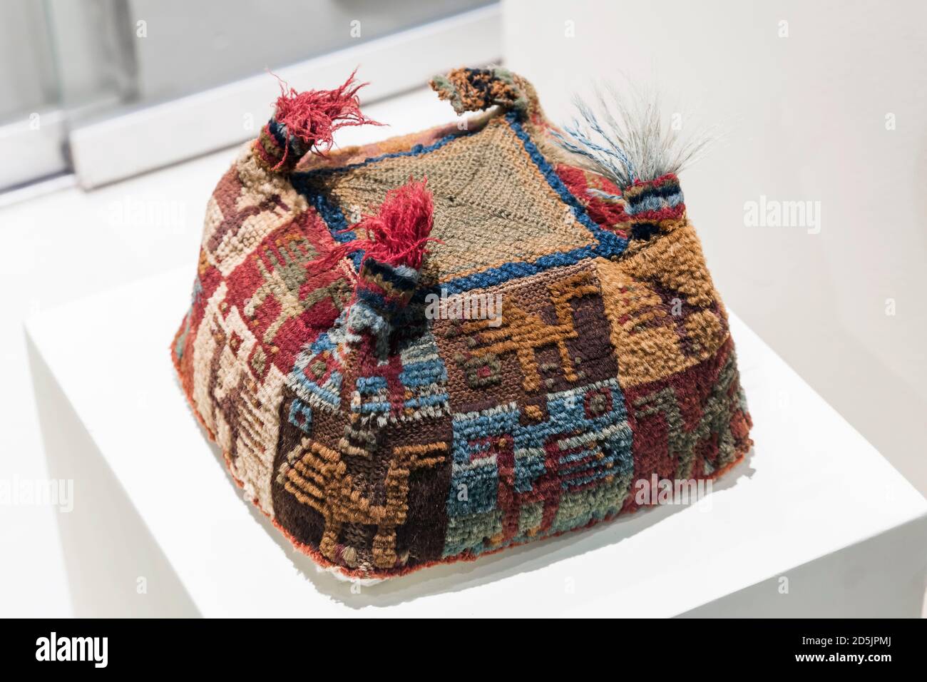 Four-cornered hat, the Huari collection gallery, "National Museum of ...