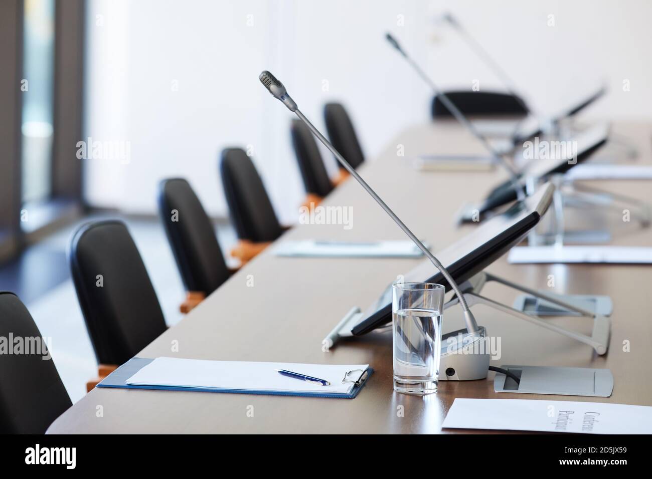 Empty call center hi-res stock photography and images - Alamy