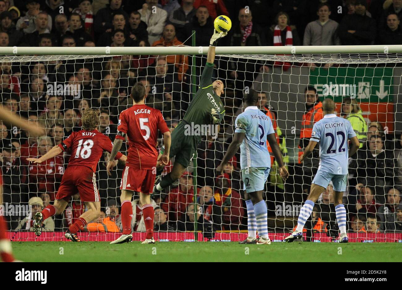 Manchester City's keeper Joe Hart pulls off a great save Stock Photo ...