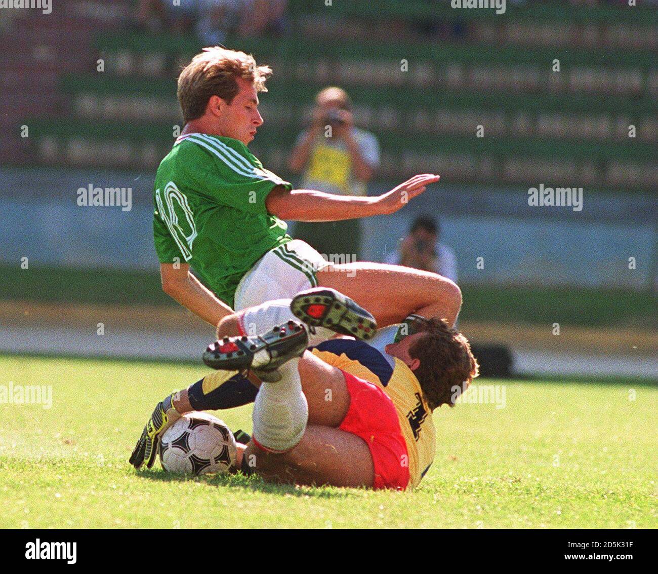 Ireland's David Kelly challenges Malta goalkeeper Reginald Cini Stock ...