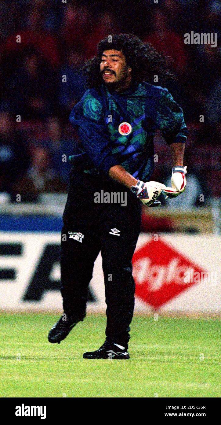 06 sep 95 soccer rene higuita hi-res stock photography and images - Alamy
