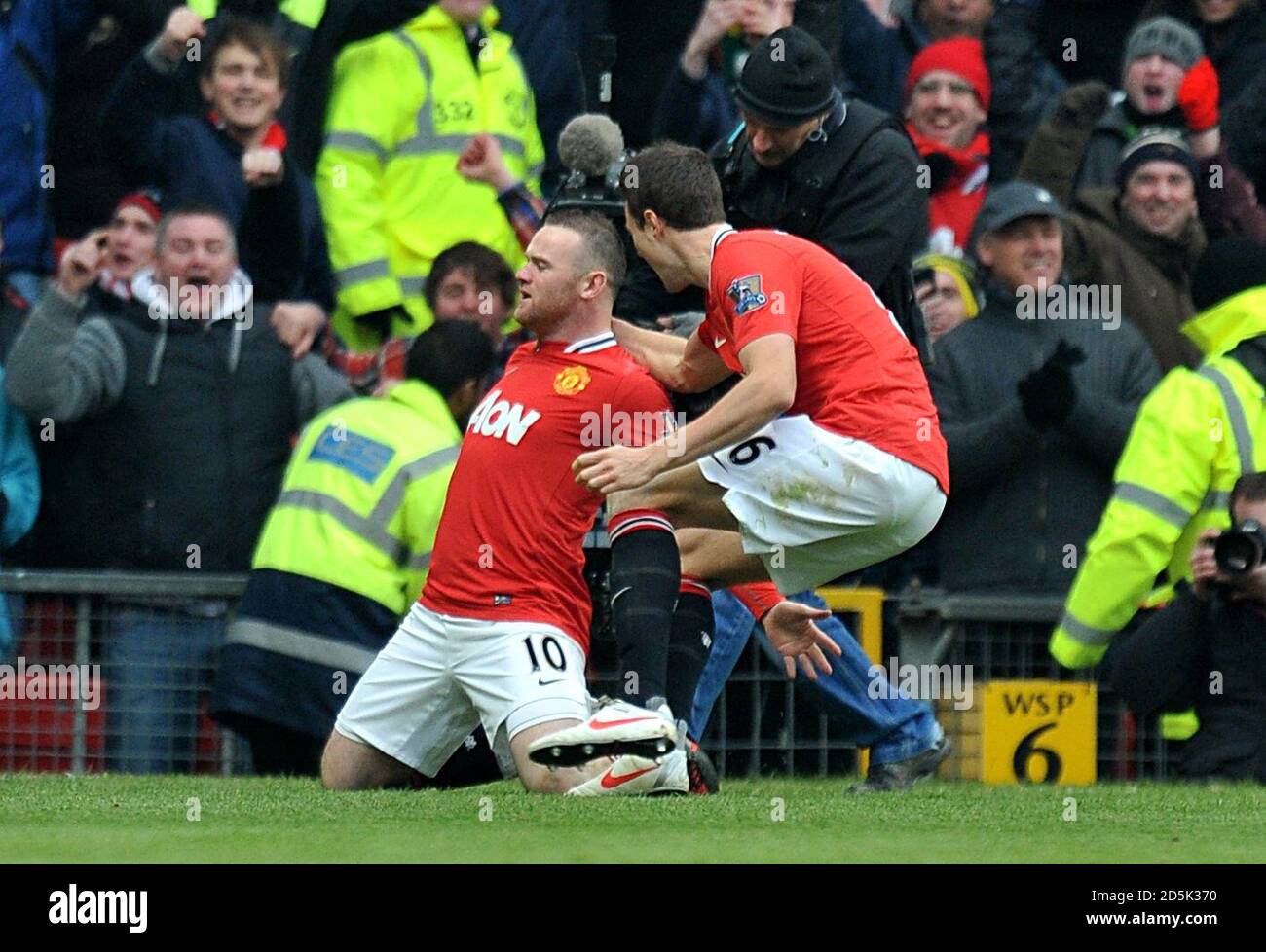 Manchester United's Wayne Rooney (left) celebrates scoring his side's ...