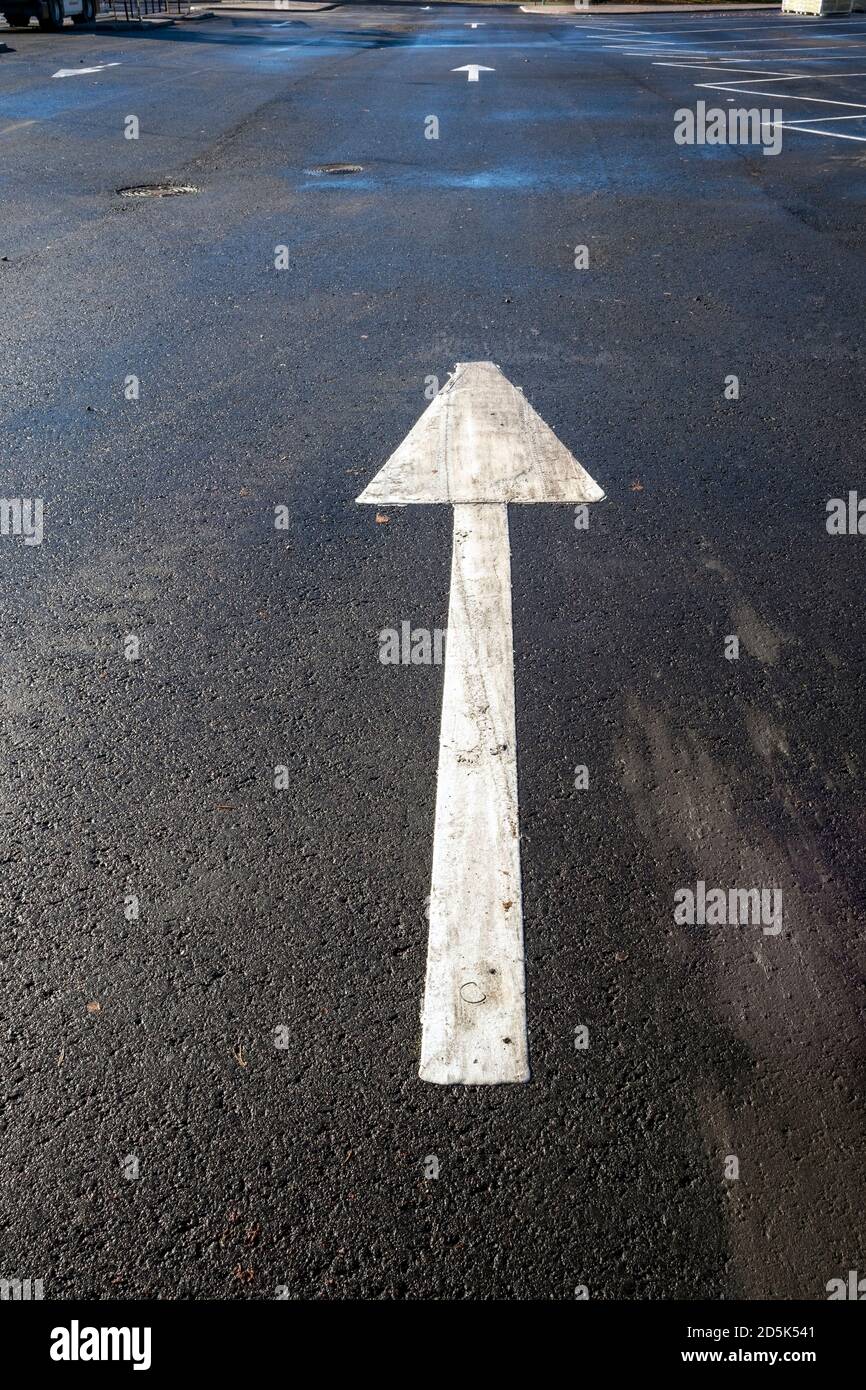 White directional arrow hi-res stock photography and images - Alamy