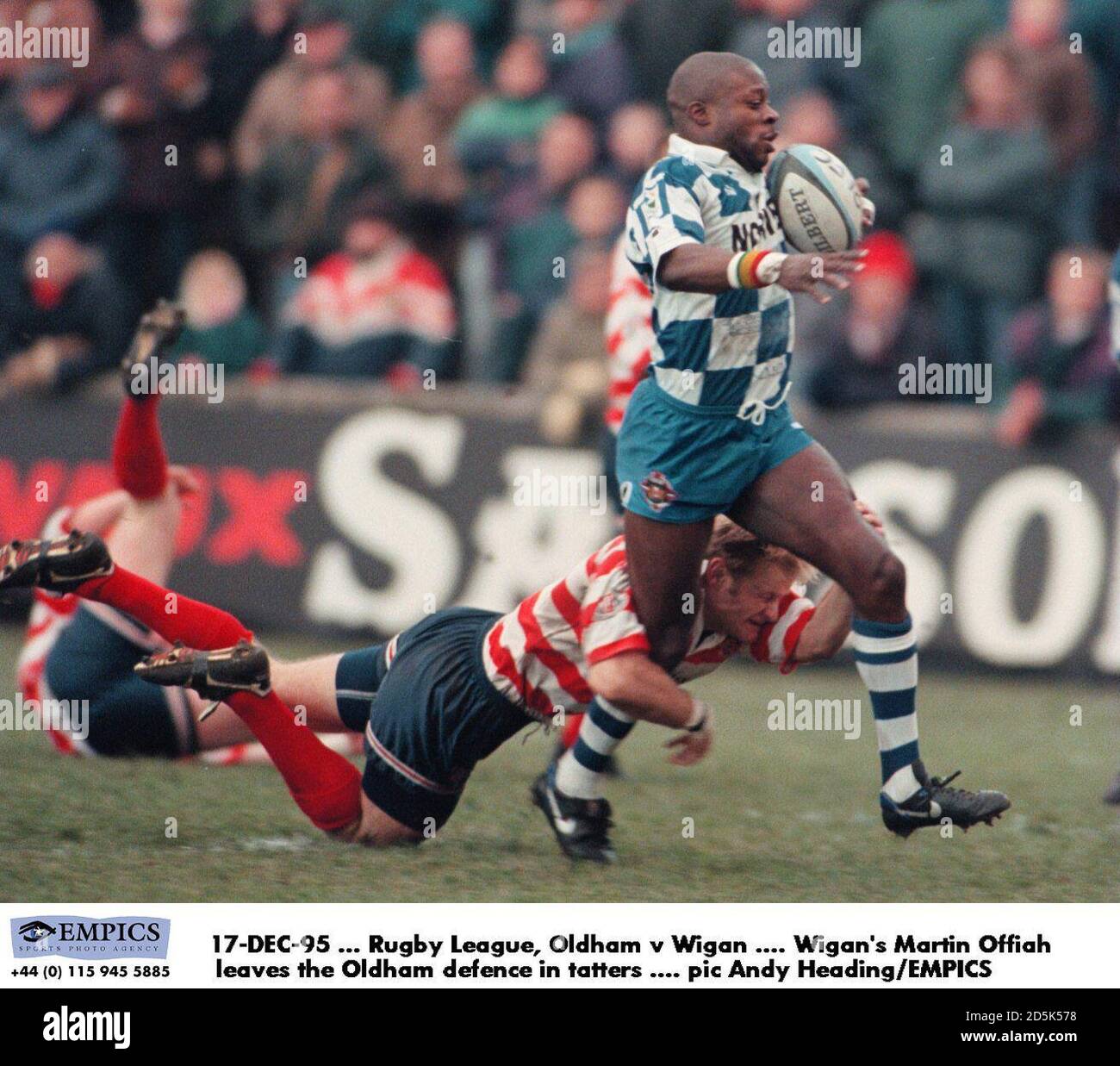 17-DEC-95 ... Rugby League, Oldham v Wigan .... Wigan's Martin Offiah ...