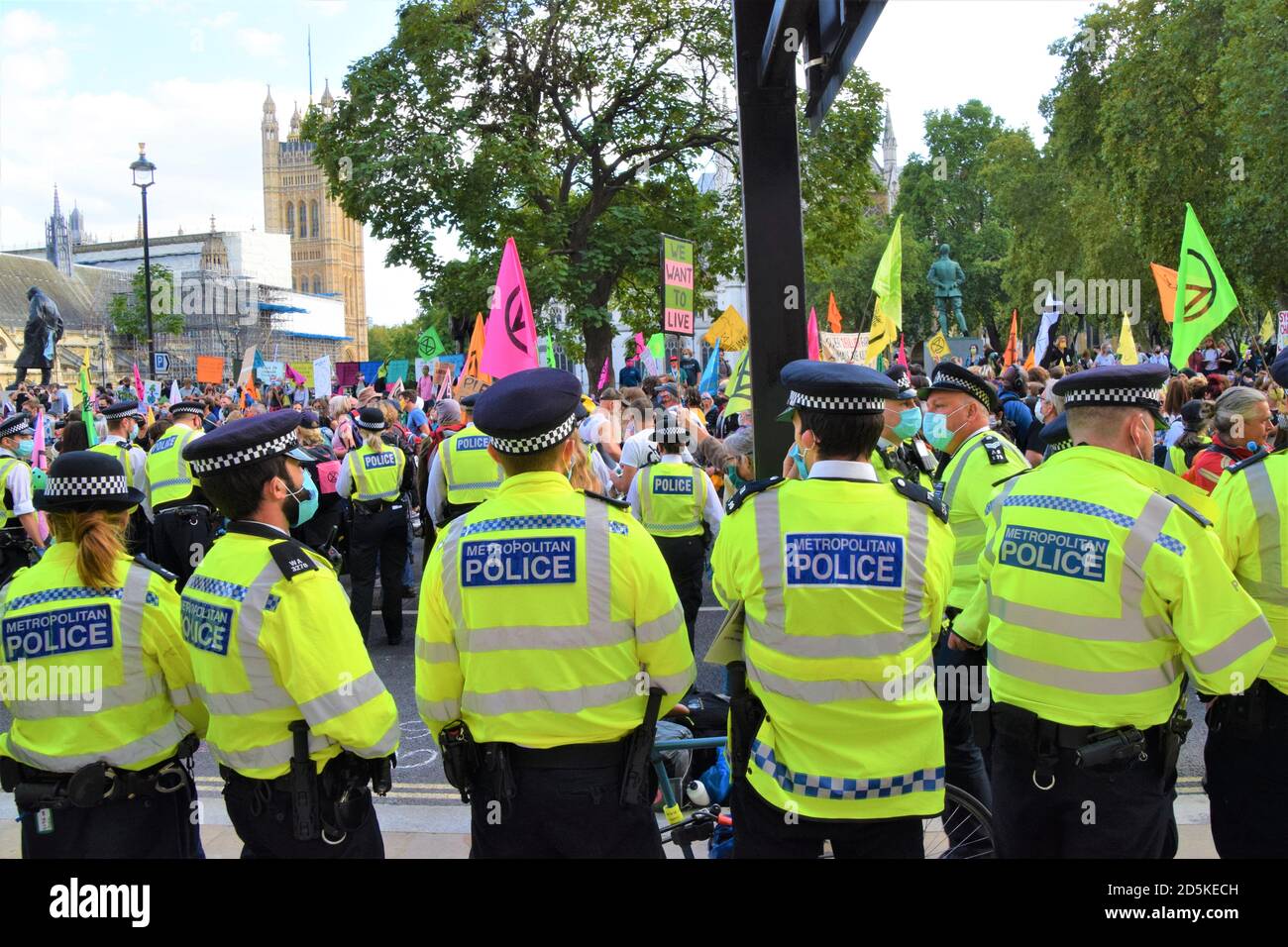 Police wearing protective face masks at the Extinction Rebellion ...