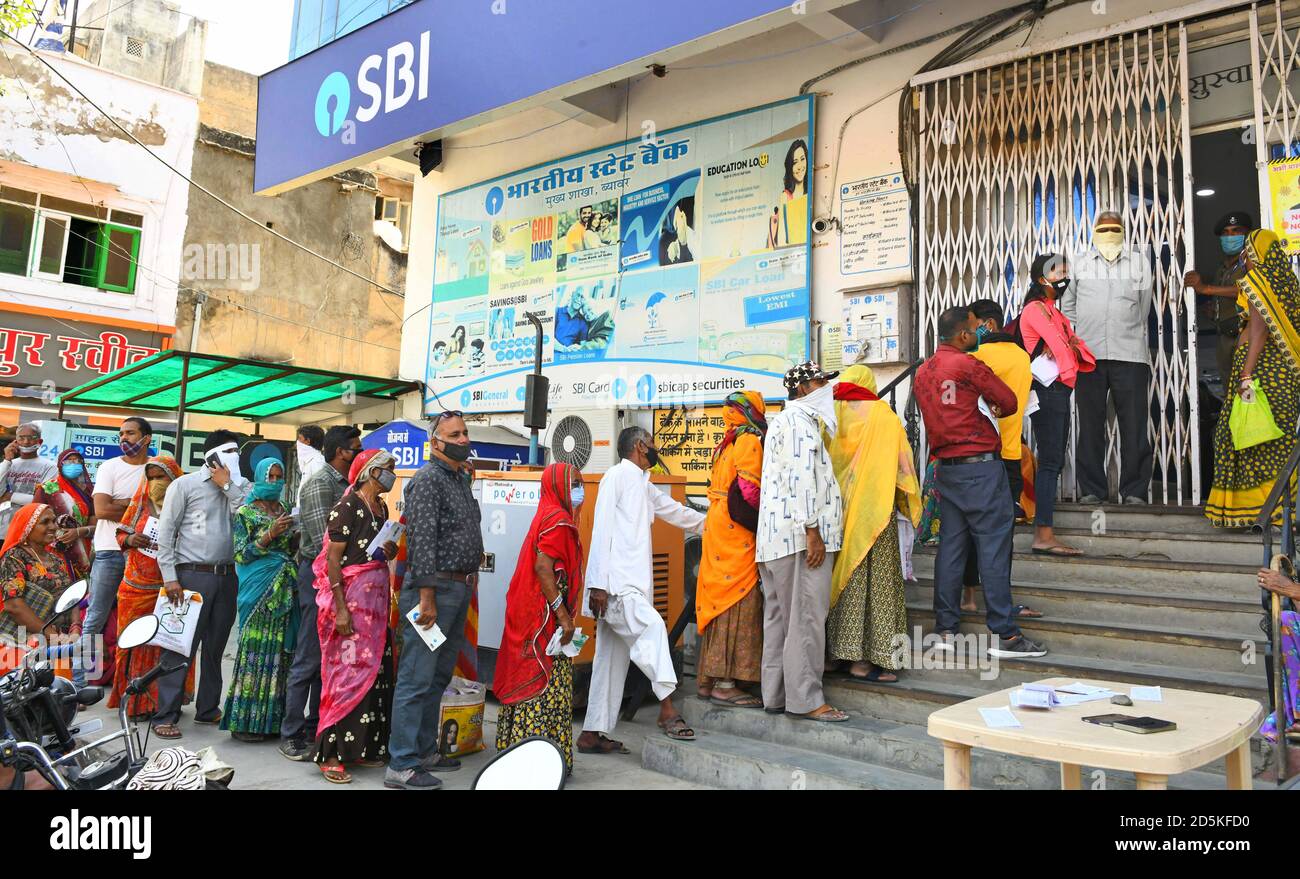 Bank queue india hi-res stock photography and images - Alamy
