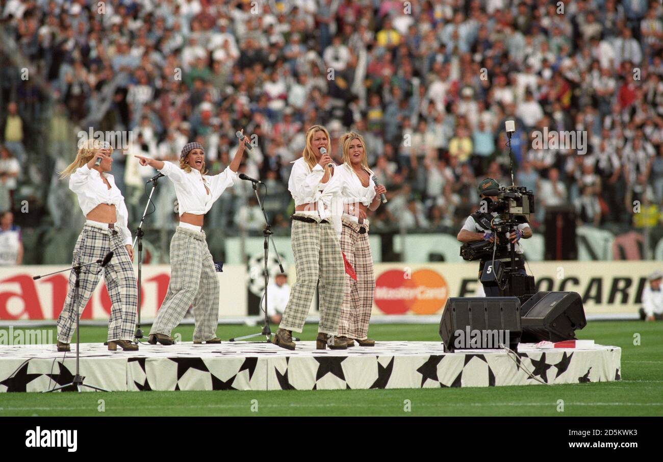 Dutch Singers at the pre-match entertainment Stock Photo - Alamy
