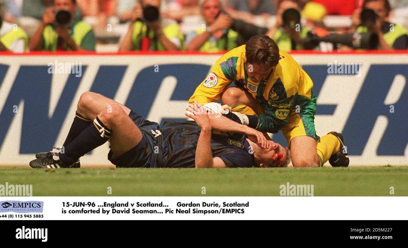 Gordon Durie, Scotland is comforted by David Seaman Stock Photo - Alamy