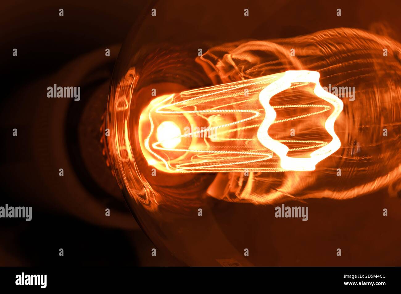 Close up of a retro bulb Edison lamp glowing Stock Photo - Alamy