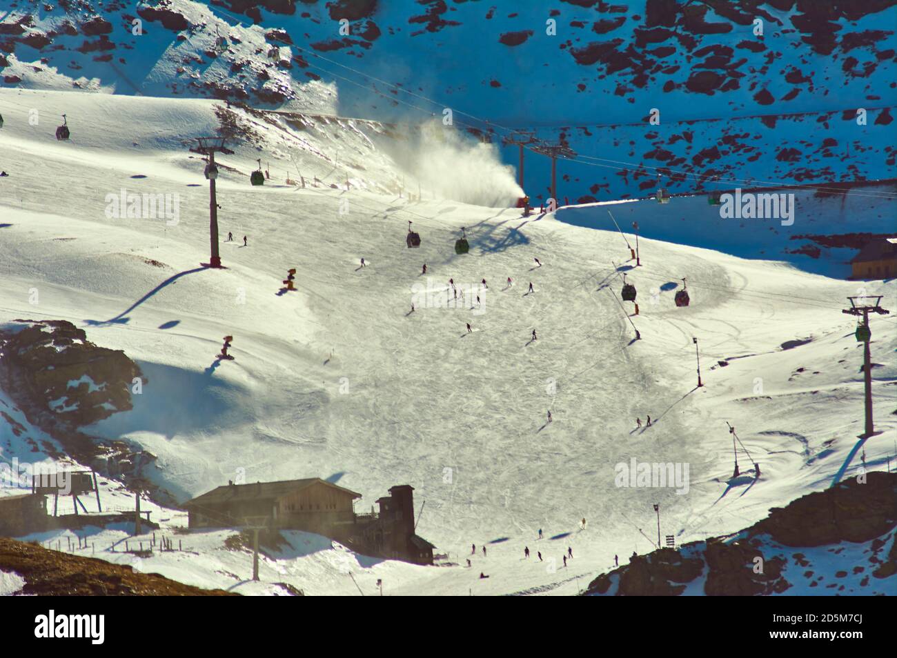 Crowded ski slope hi-res stock photography and images - Alamy