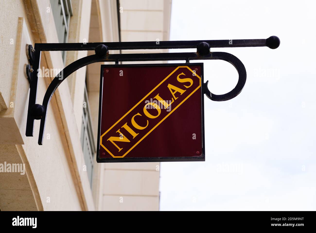 French wine shop entrance sign hi-res stock photography and images - Alamy