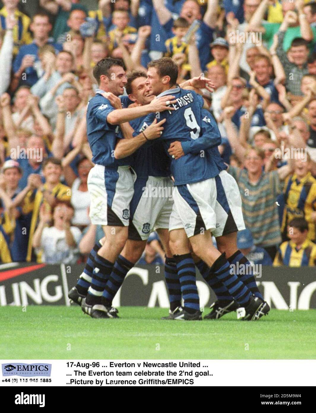 The Everton team & Duncan Ferguson celebrate the 2'nd goal Stock Photo ...