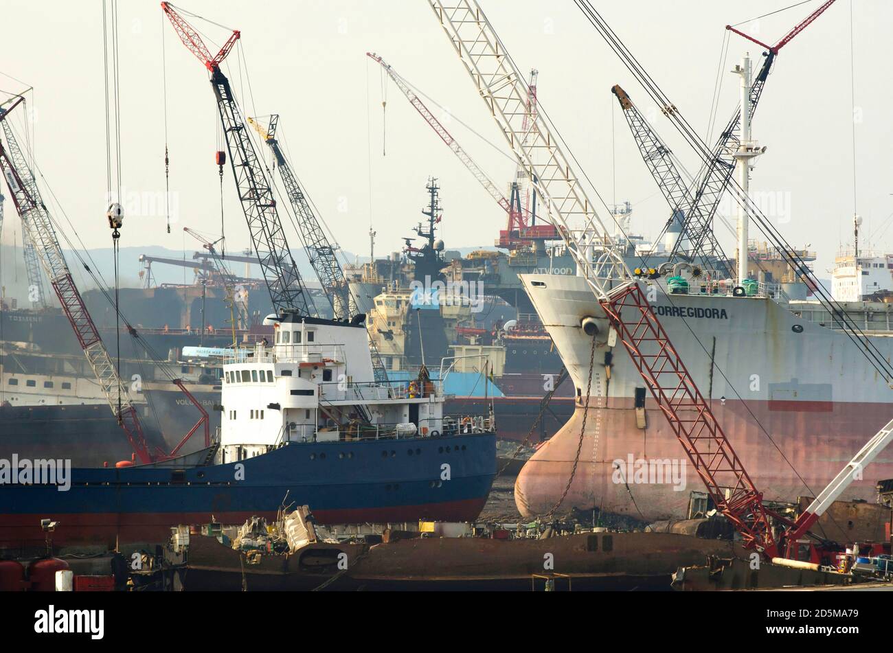 Aliaga, Turkey. 15th Jan, 2015. Ships and cranes are seen at the ship ...