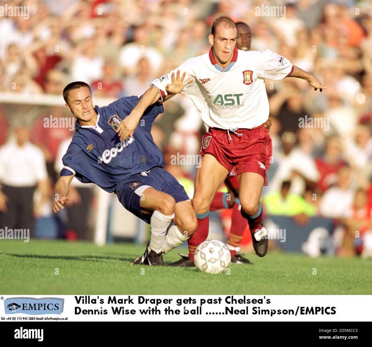 Villa's Mark Draper gets past Chelsea's Dennis Wise with the ball Stock ...