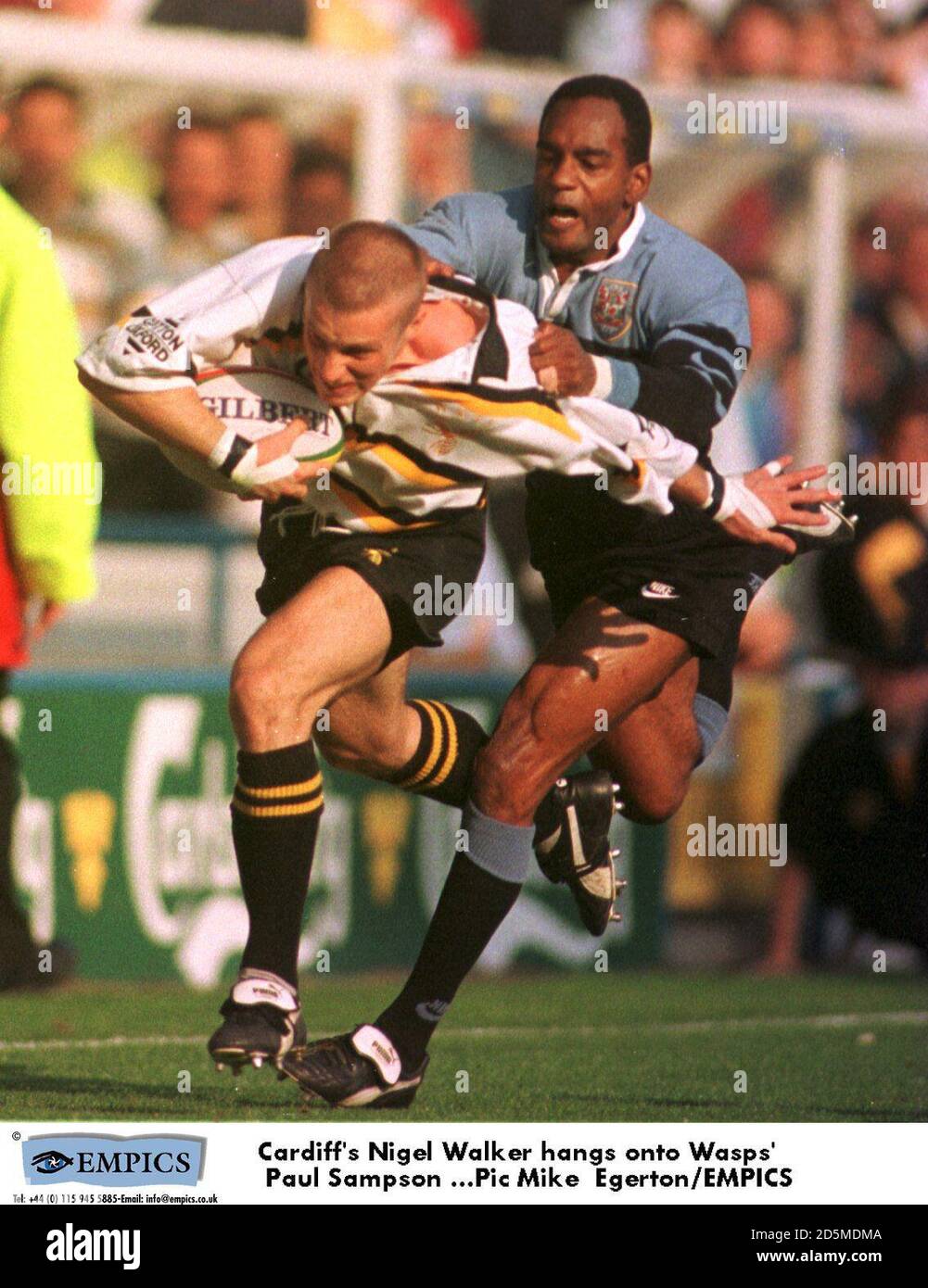 Cardiff's Nigel Walker hangs onto Wasps' Paul Sampson Stock Photo - Alamy