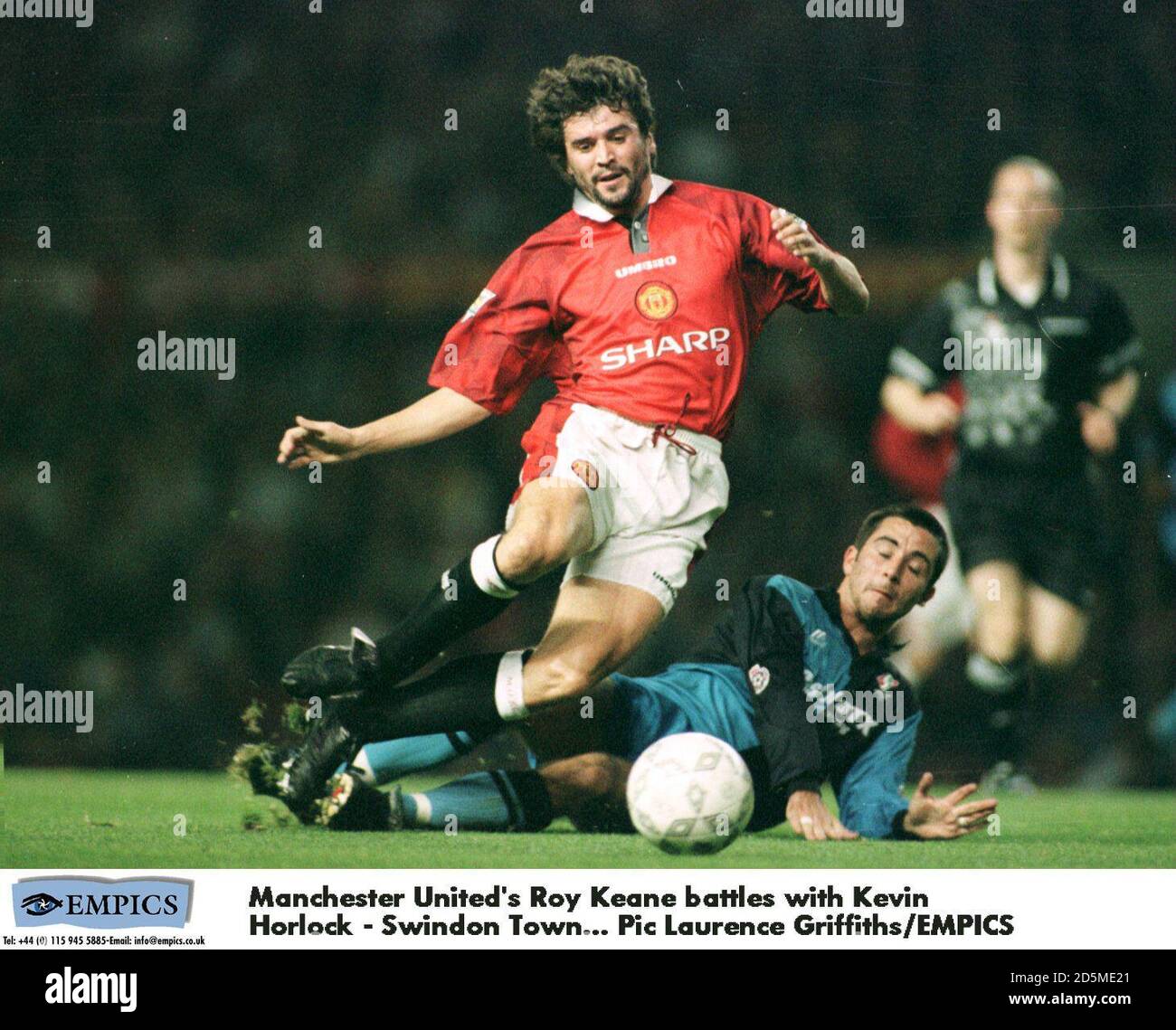Manchester United's Roy Keane battles with Kevin Horlock - Swindon Town ...