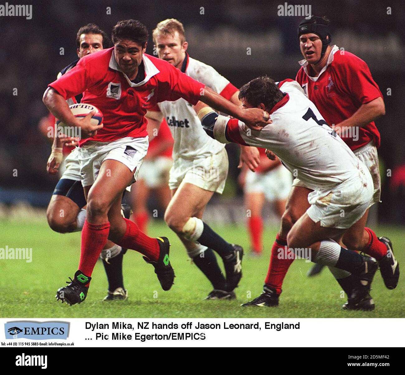 Dylan Mika, NZ hands off Jason Leonard, England Stock Photo - Alamy