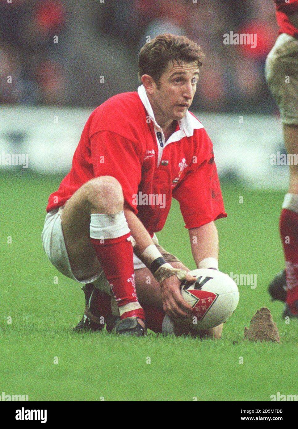Jonathan Davies, Wales, lines up a kick Stock Photo - Alamy