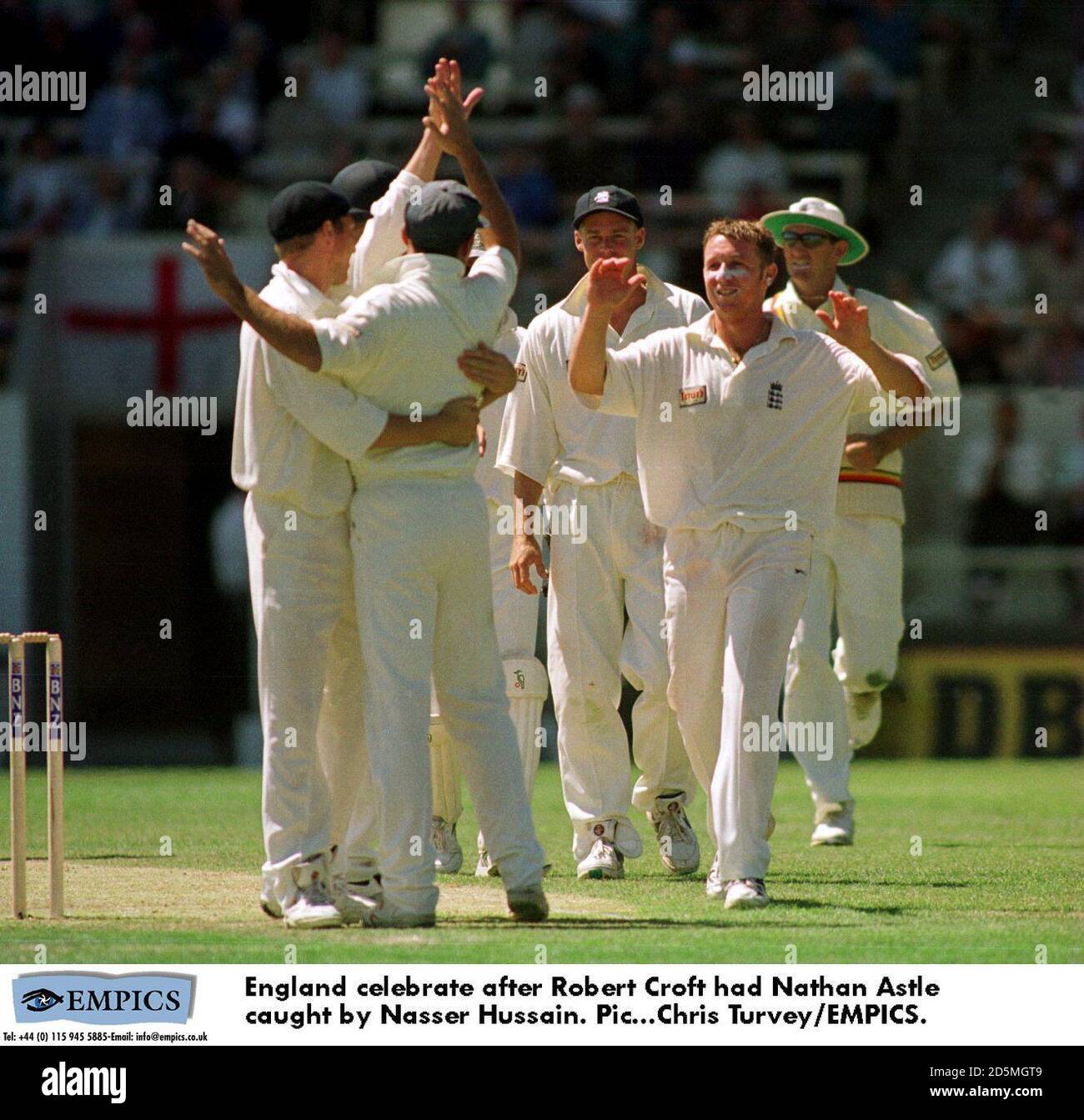 England celebrate after Robert Croft had Nathan Astle caught by Nasser Hussain Stock Photo - Alamy