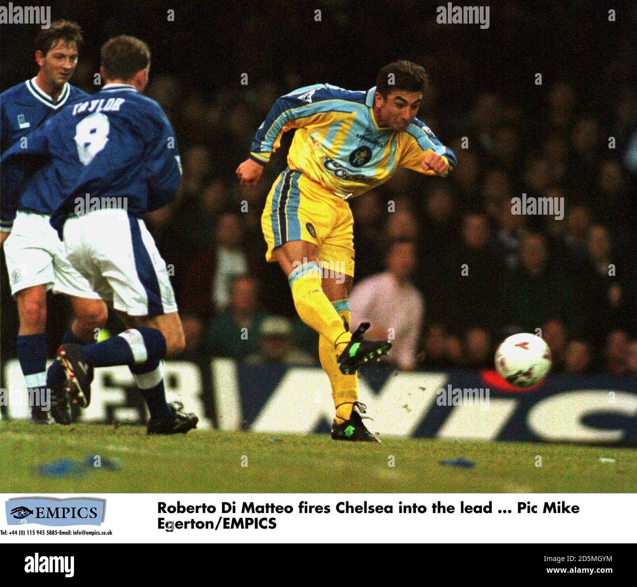 Roberto Di Matteo fires Chelsea into the lead Stock Photo - Alamy