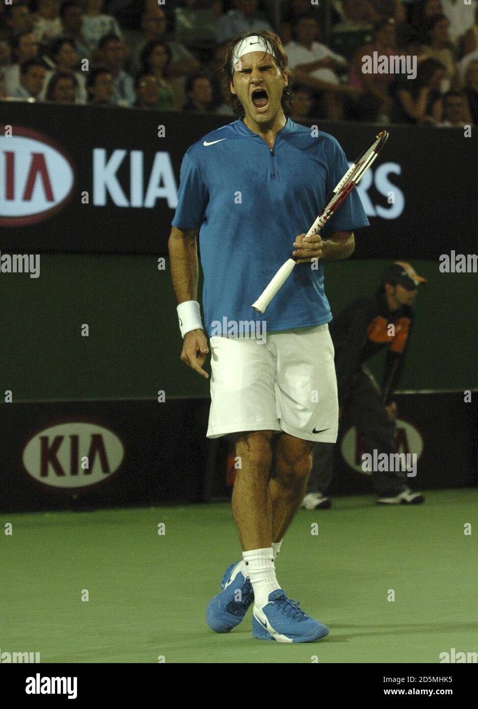 Roger Federer screams in frustration during his match against Marat ...