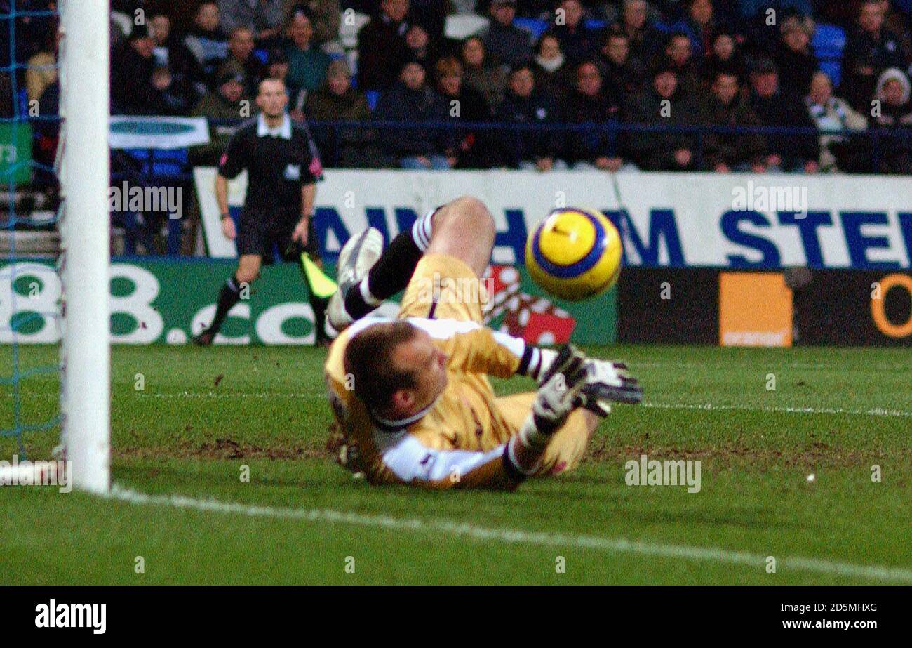 Middlesbrough's Mark Schwarzer gets down to make a good save Stock ...