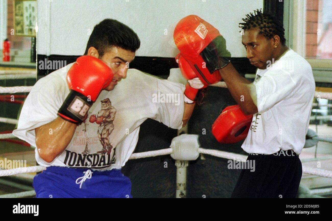 Robin Reid training with former fighter Pat Barrett Stock Photo - Alamy
