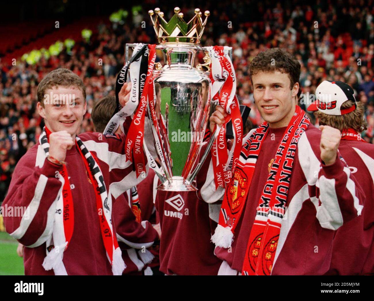 Ole Gunnar Solskjaer (left) and Ronny Johnsen celebrate with the trophy ...