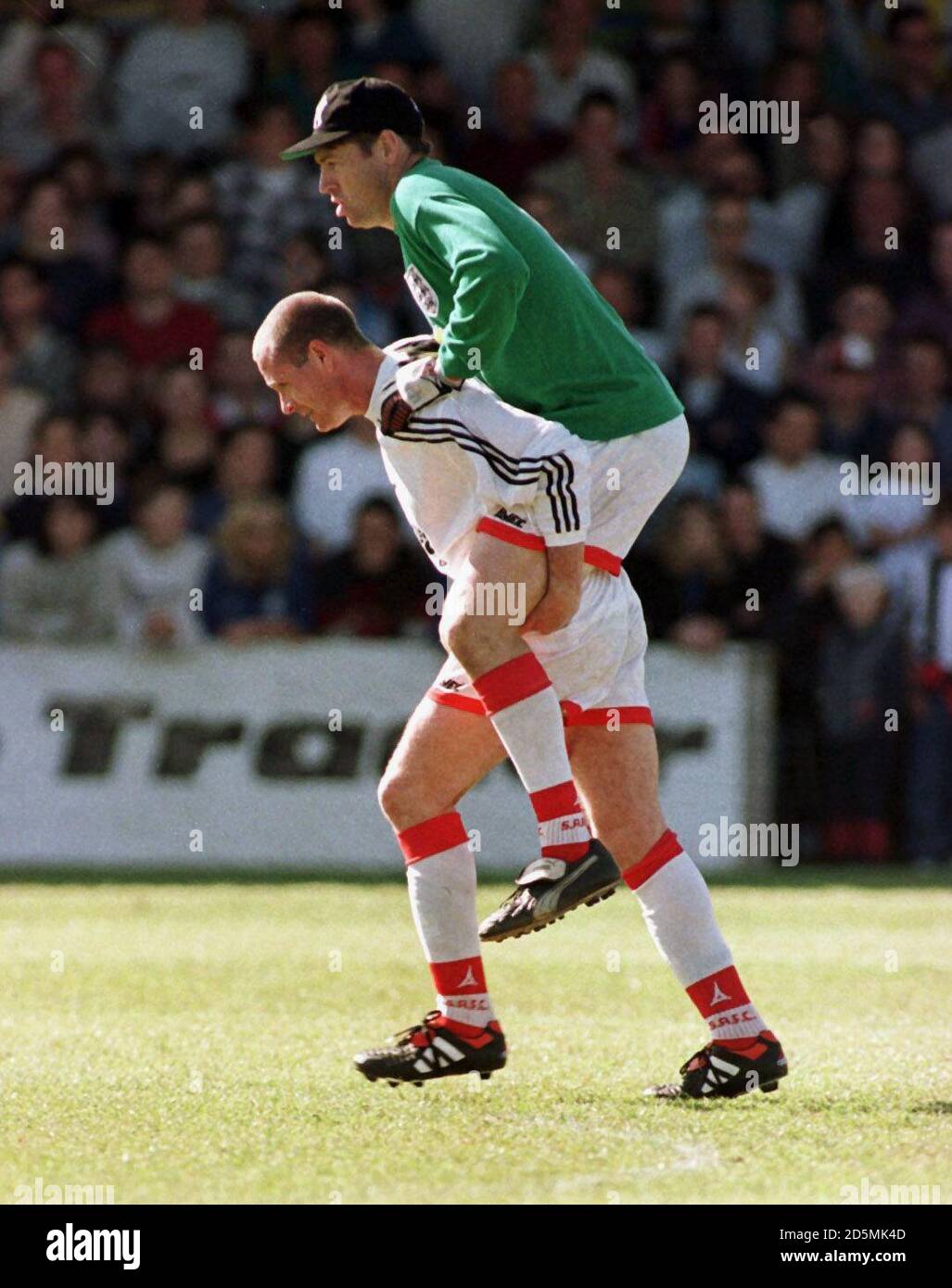 Paul Gascoigne give goalkeeper Chris Waddle a piggy back Stock Photo ...