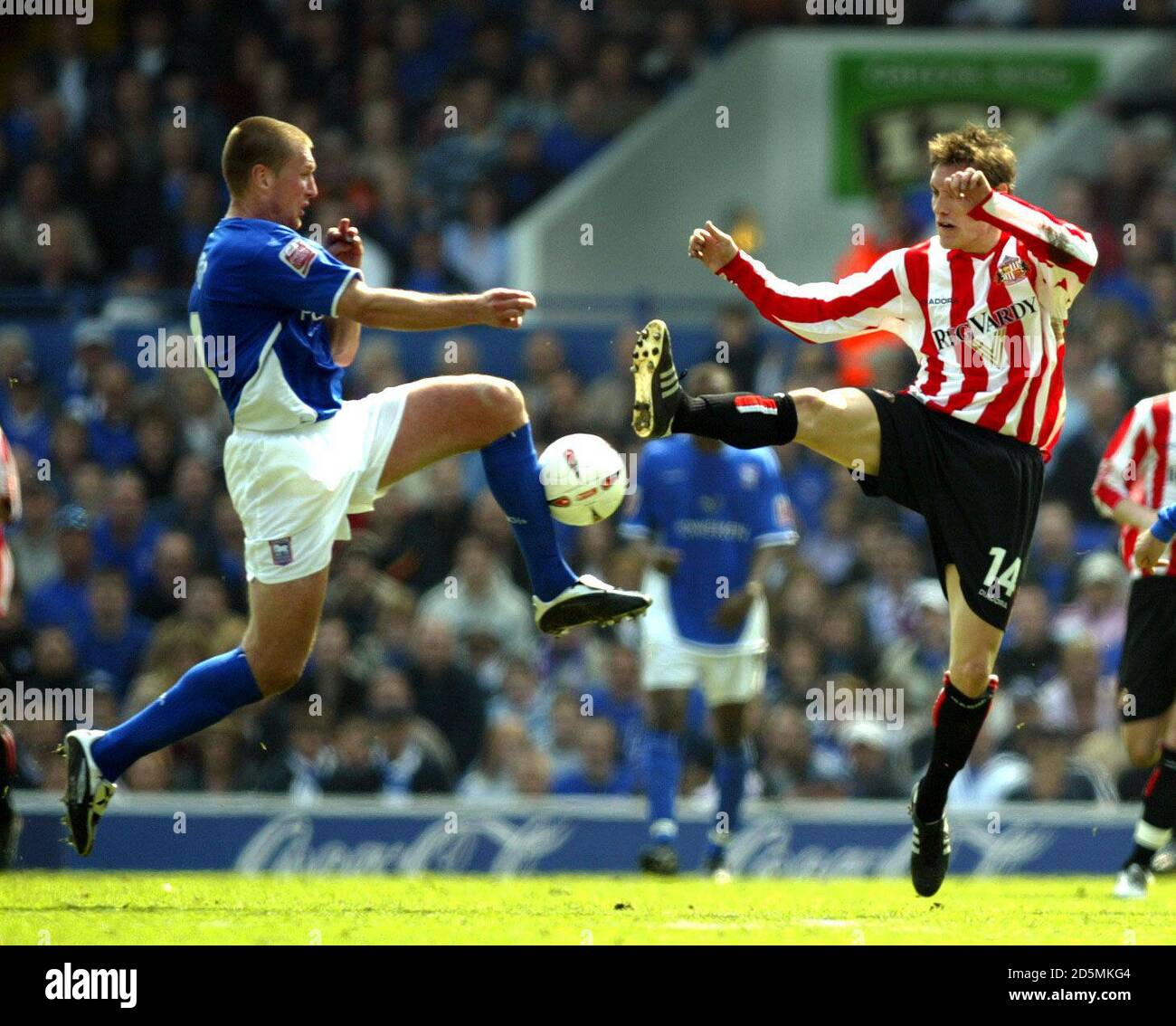 Ipswich Town's Jason De Vos and Sunderland's Dean Whitehead Stock Photo ...