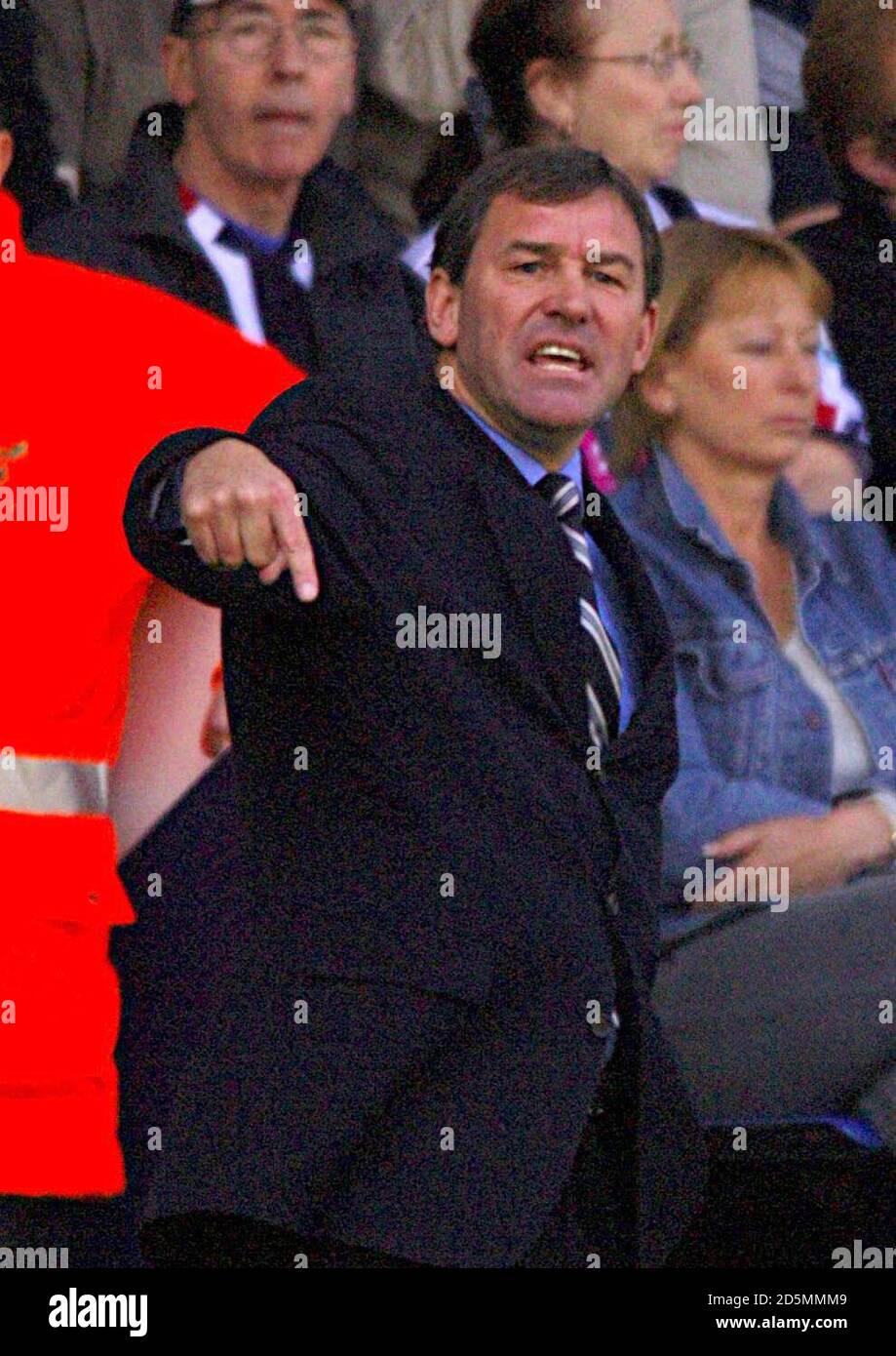 Football manager bryan robson hi-res stock photography and images - Alamy