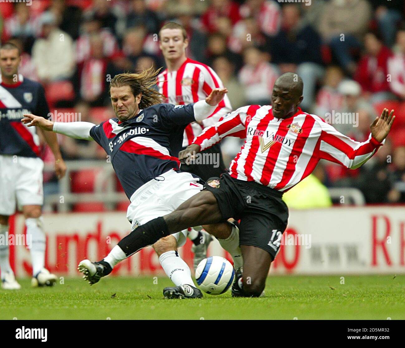 West Bromwich Albion's Andy Johnson (l) challenges Sunderland's Nyron ...