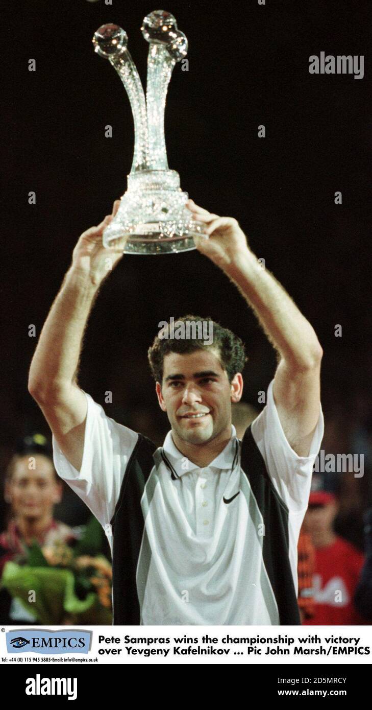 Pete Sampras lifts the championship trophy Stock Photo - Alamy