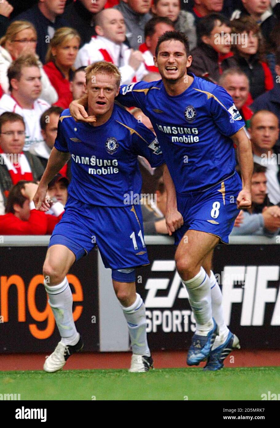 Chelsea's Damien Duff celebrates scoring with Frank Lampard Stock Photo ...