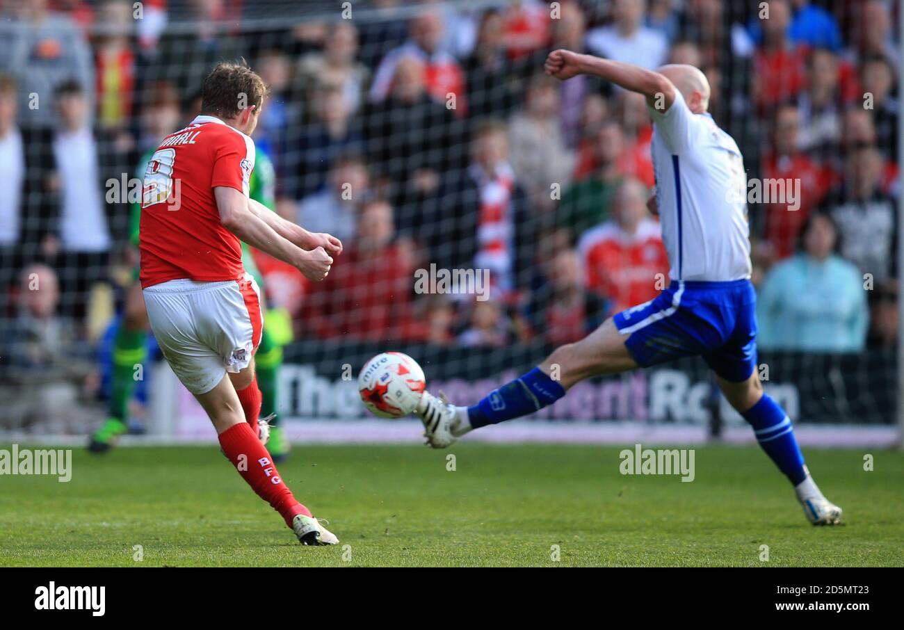 Barnsley's Sam Winnall scores their second goal Stock Photo - Alamy